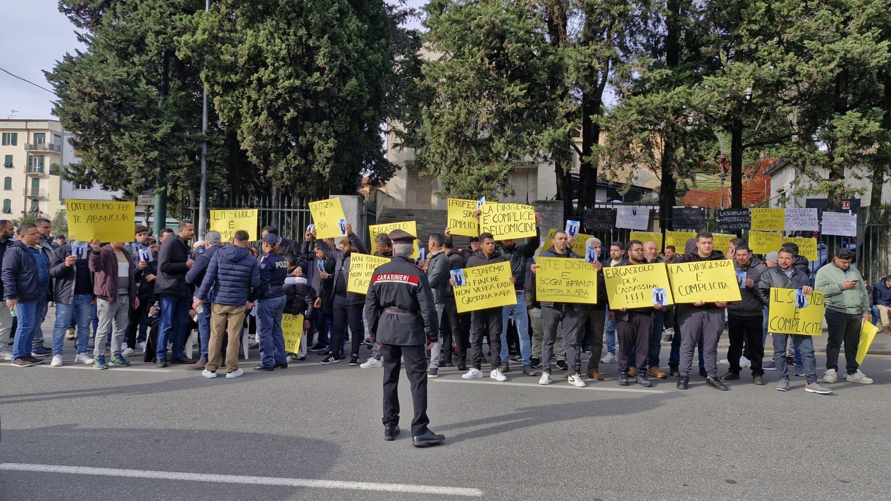 Ragazzo ucciso, parenti e amici davanti obitorio 'giustizia per Abu'