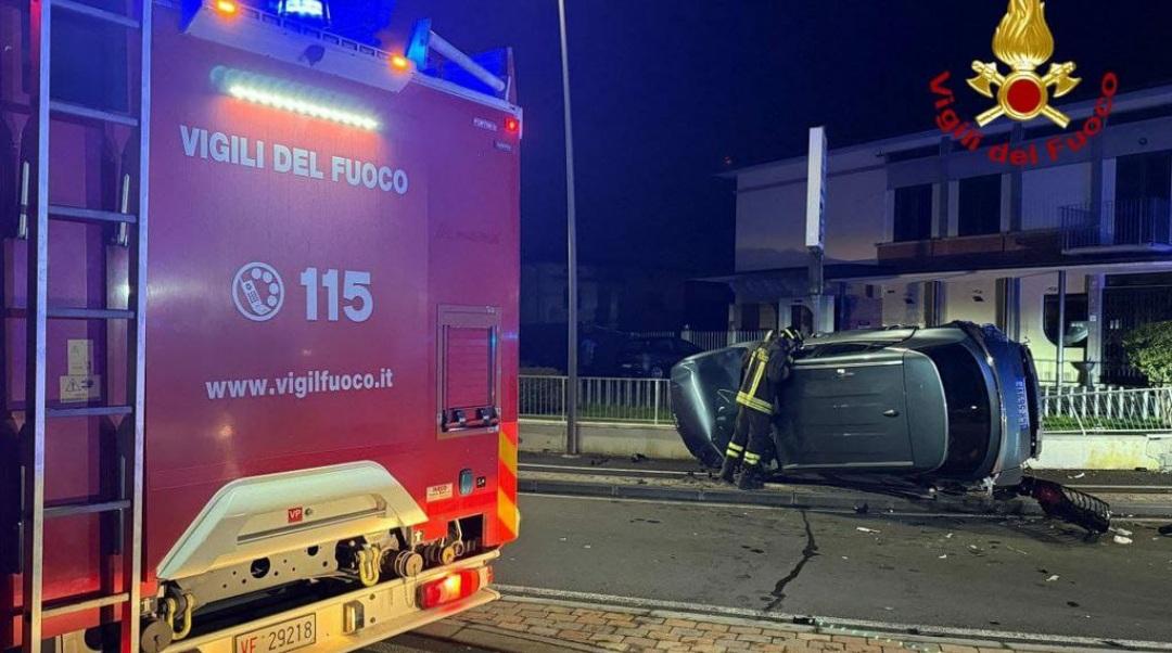 Capannori, auto si schianta contro un palo della luce e si ribalta