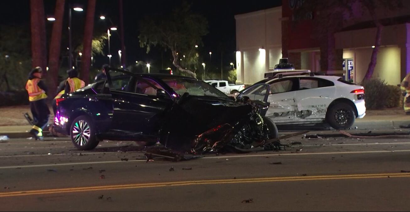 Red-light runner causes chain-reaction crash in Tempe; 3 hurt