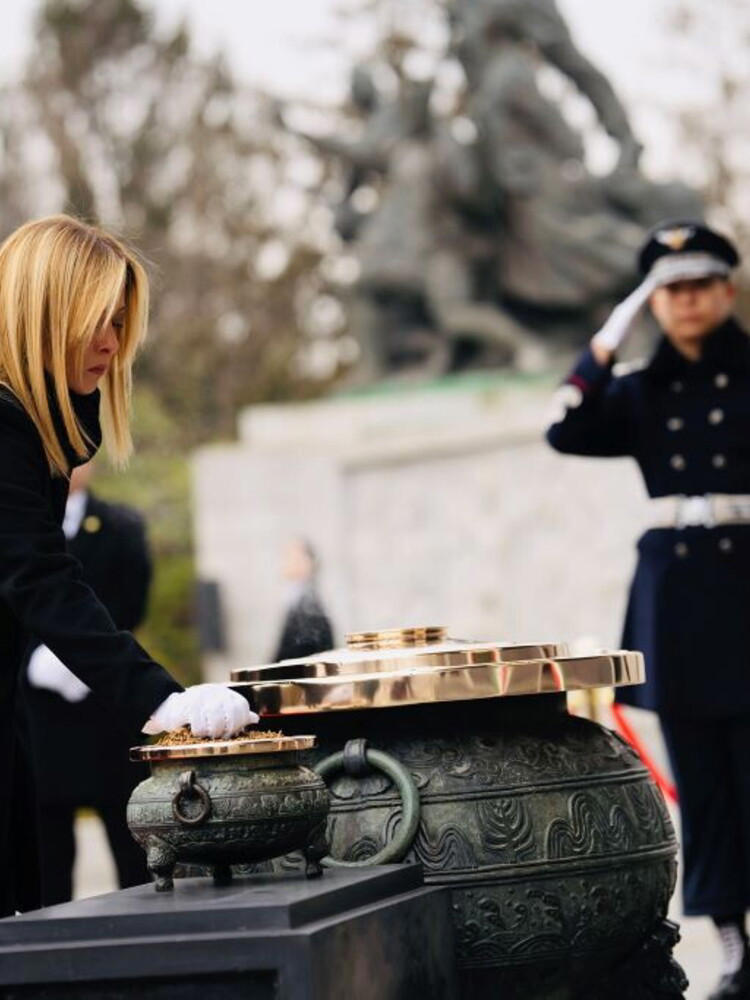 Groenlandia: Meloni "l'aumento dei dazi un errore, ho sentito Trump"