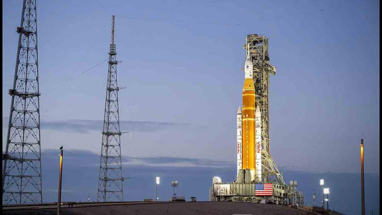 La NASA achemine la fusée Artemis II vers la rampe de lancement et se ...