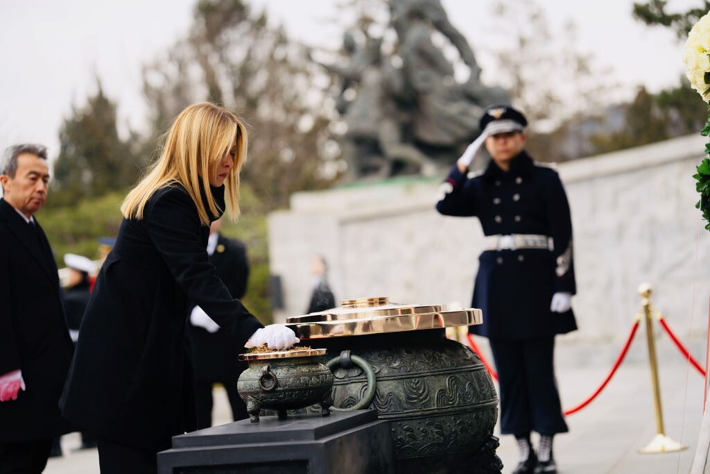 Groenlandia: Meloni "l'aumento dei dazi un errore, ho sentito Trump"