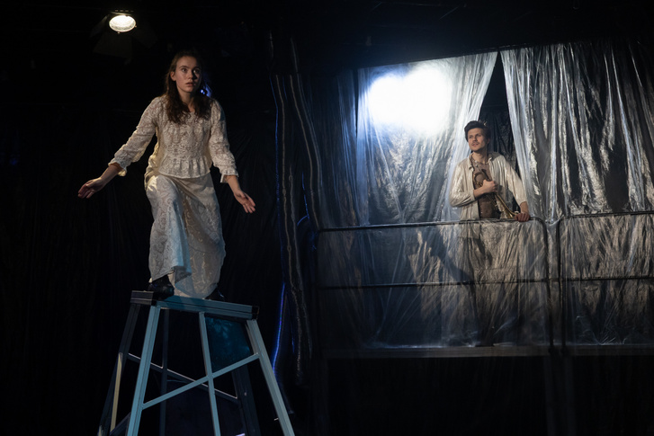 Egy nézőnek annyira tetszett a színésznő, hogy a szünetben hozott neki ...