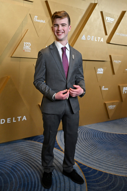 'Young Sheldon' actor Iain Armitage is all grown up in mature suit-and ...