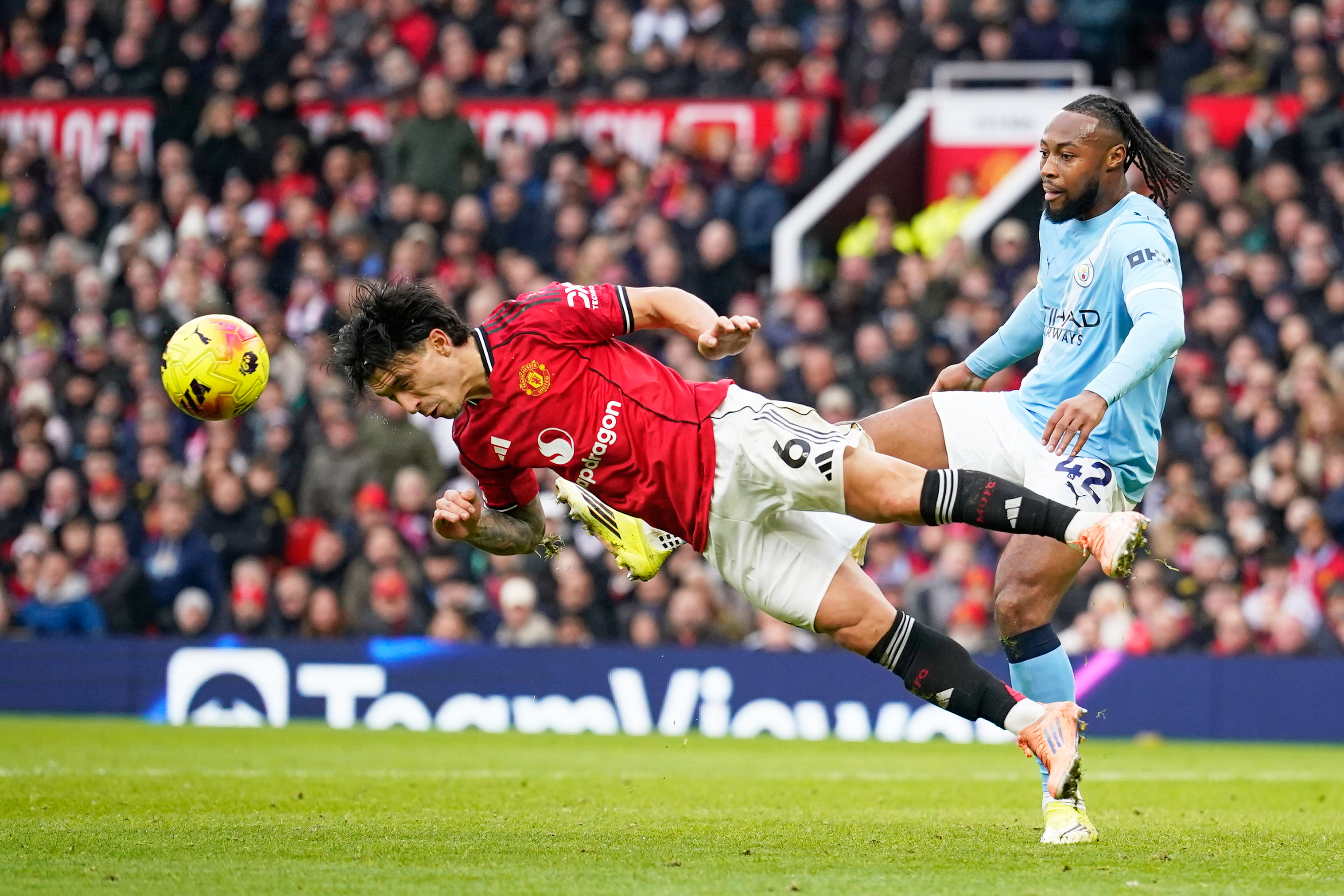 Lisandro Martinez reacts to former Man United stars over pre-derby jibes