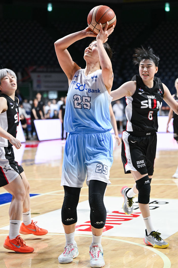 여자농구 신한은행, 2차 연장 끝에 BNK 꺾고 9연패 탈출