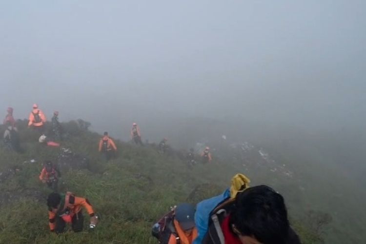 Smartwatch kopilot pesawat ATR 42-500 terus bergerak pasca kecelakaan ...