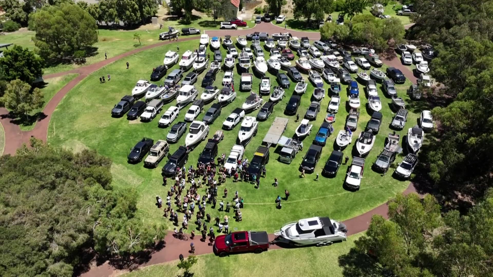 Dozens of WA fishers congregate to protest against ban on demersal fishing