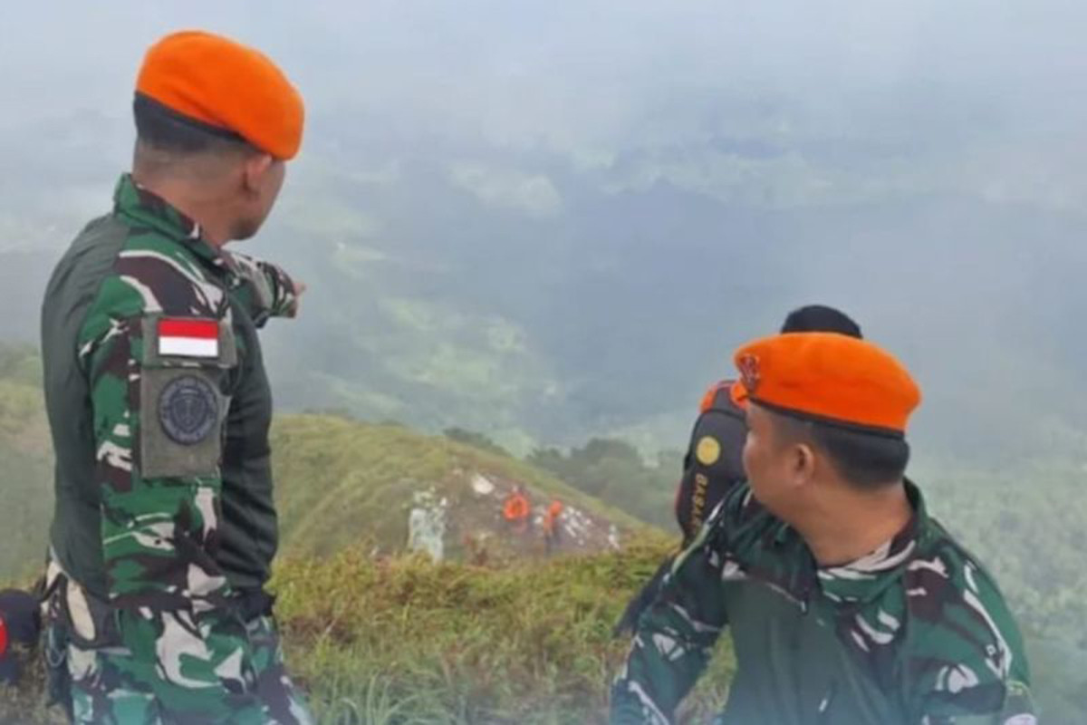Prajurit Korpasgat TNI AU dikerahkan ke lokasi pesawat jatuh di Maros