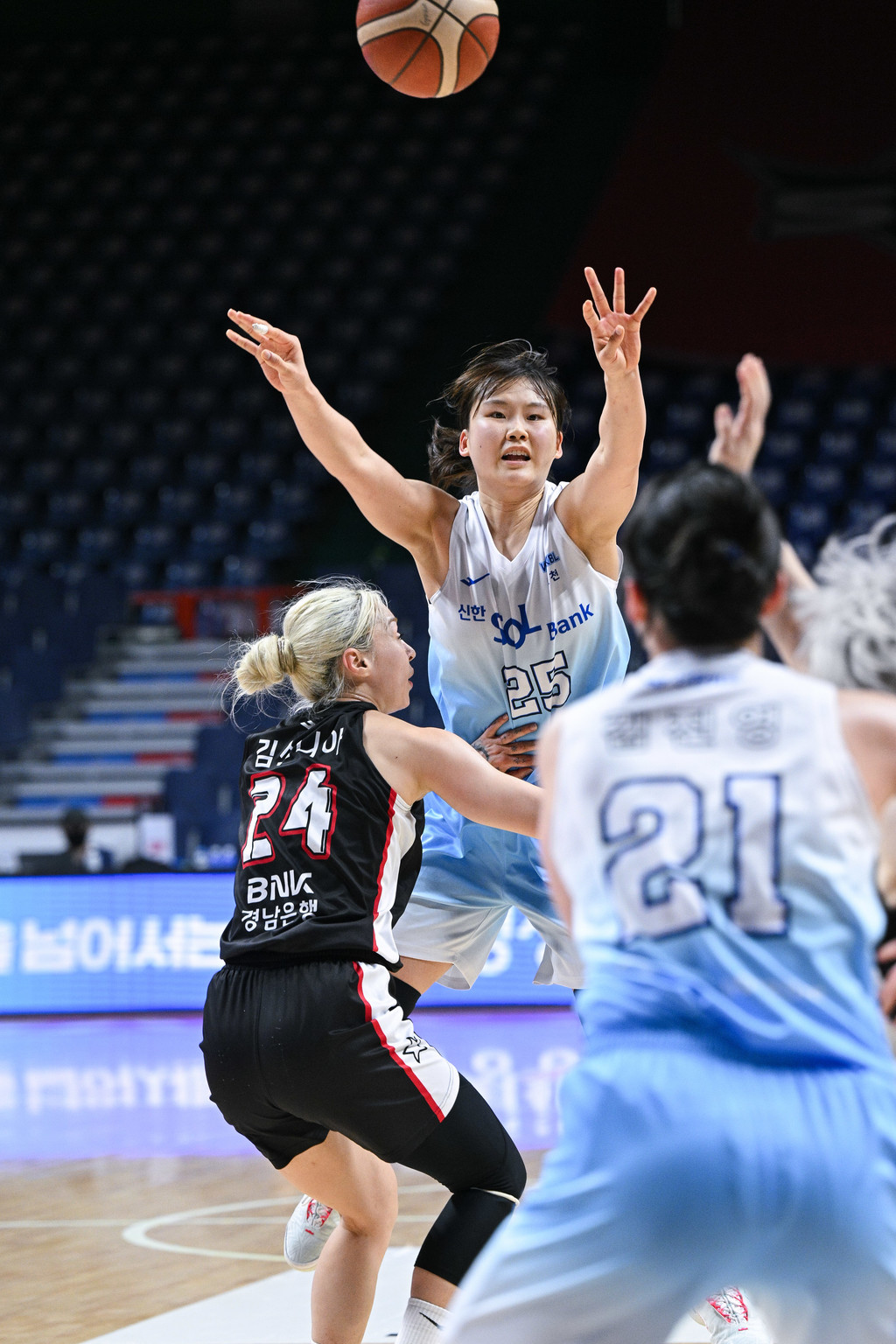 [WKBL] '미마 루이 36점' 신한은행, 2차 연장 끝에 BNK썸 꺾고 9연패 탈출