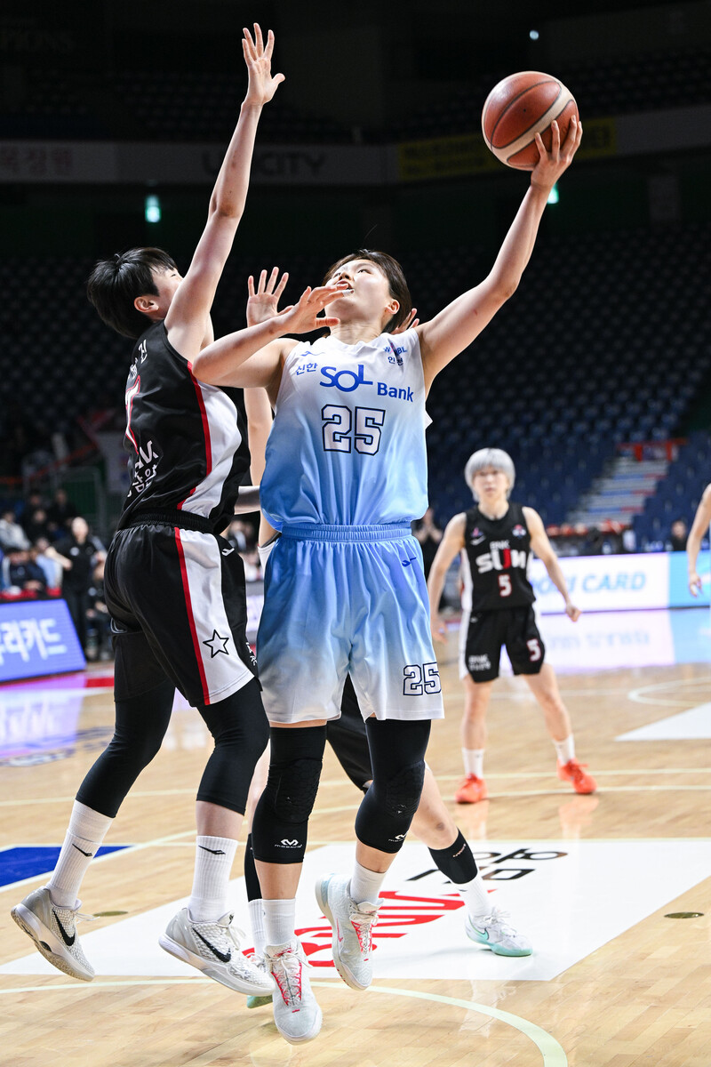 [BK 리뷰] 신한은행 2차 연장 끝 BNK 제압..9연패 탈출