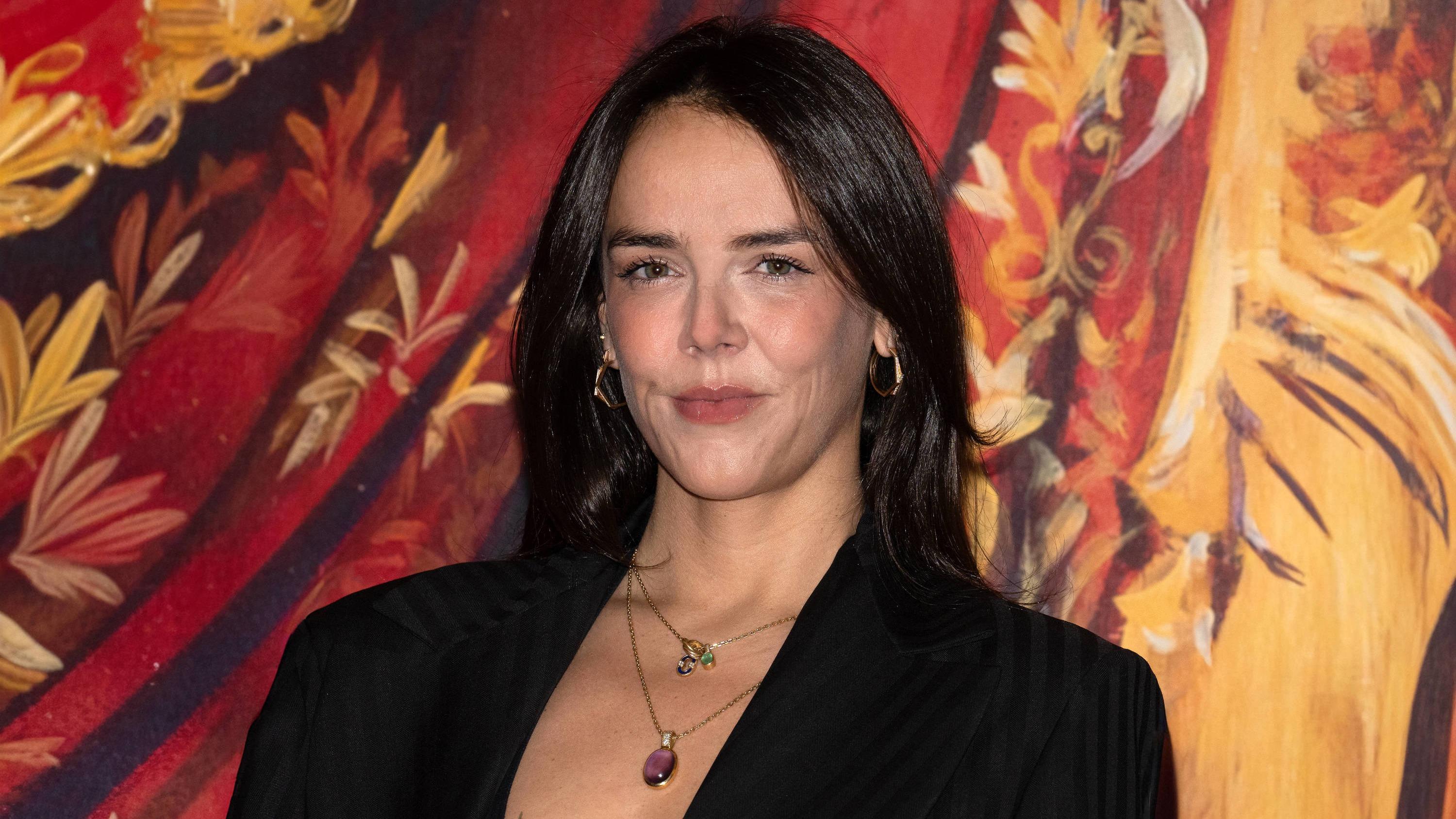 En costume oversize et décolleté subtil, Pauline Ducruet signe un ...