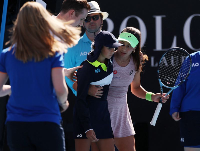 Tennis-Sonmez becomes fan favourite in Melbourne after coming to aid of ...
