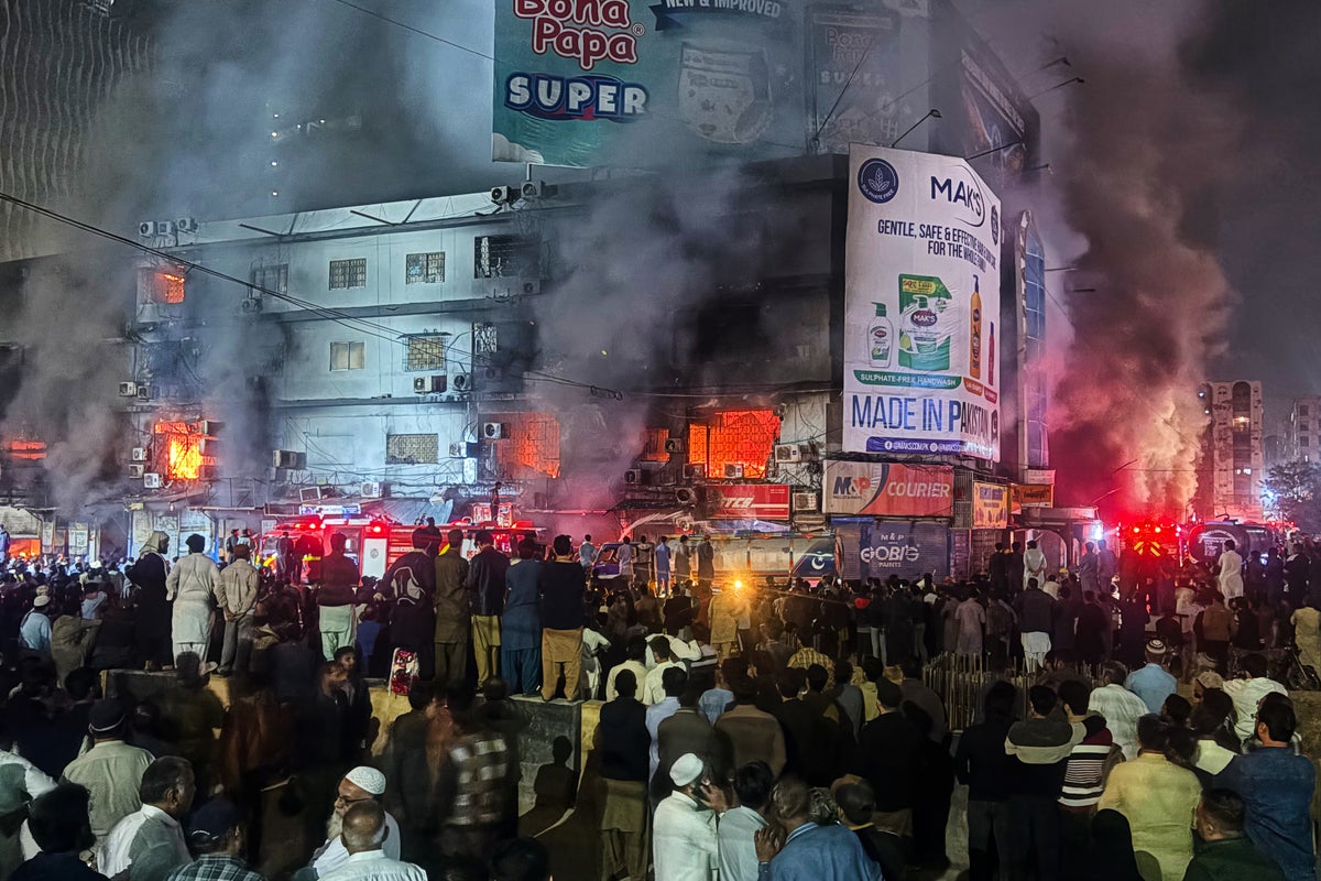 14 killed and dozens missing in Pakistan shopping mall fire