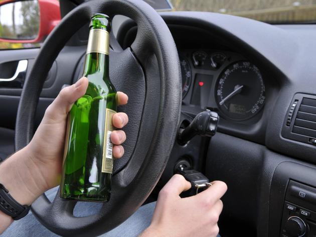 Auto prallt gegen Baum – Polizei hat direkt einen Verdacht