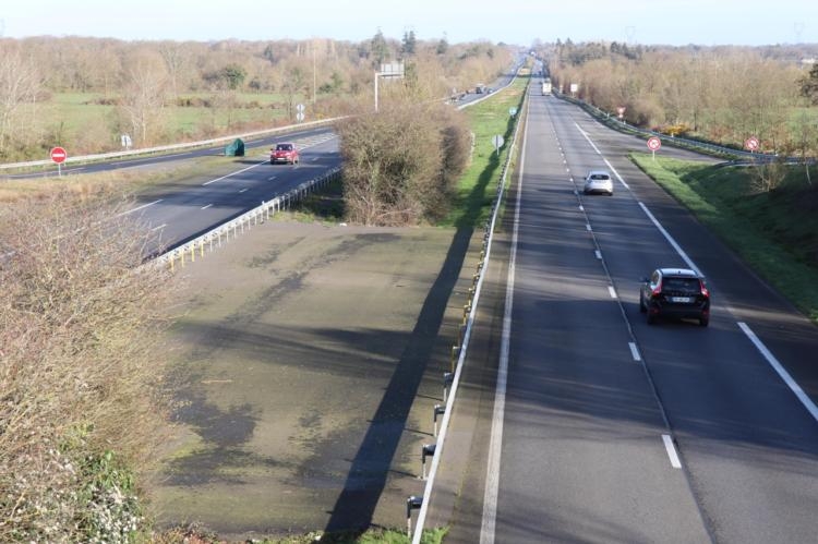 Après un accident ce dimanche, elle traverse la quatre-voies près de ...