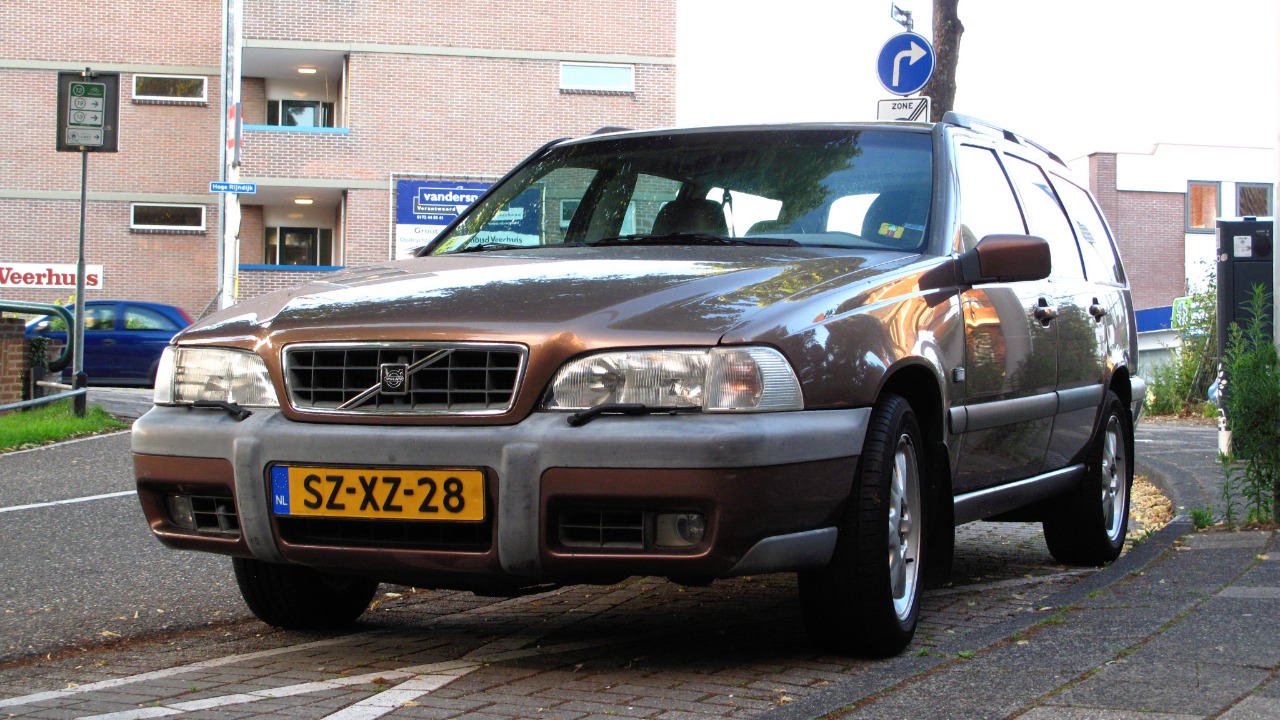 When the 1998 Volvo V70 R mixed safety and speed