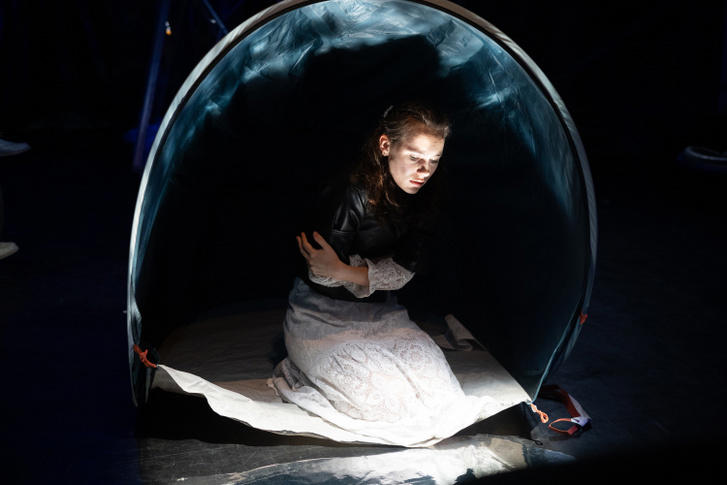 Egy nézőnek annyira tetszett a színésznő, hogy a szünetben hozott neki ...