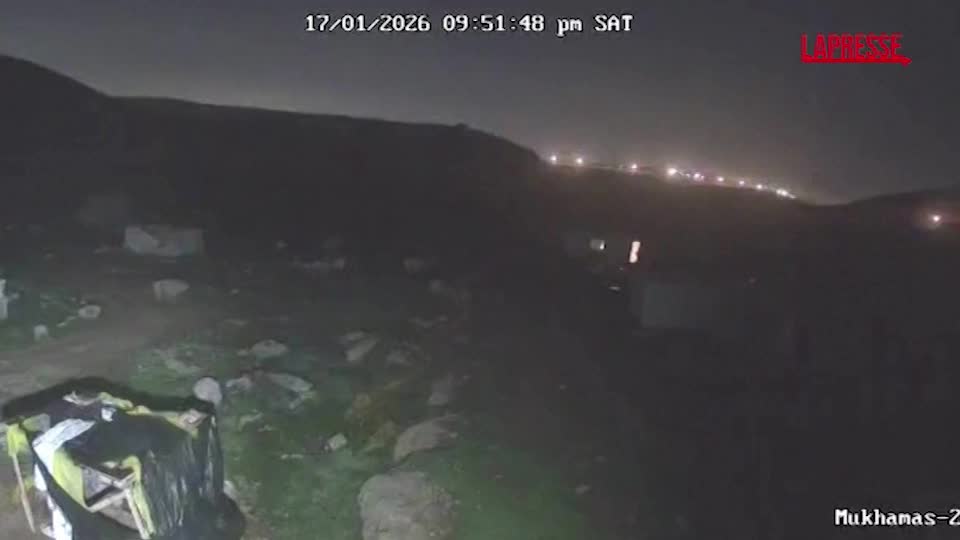 Cisgiordania, il video dell'attacco dei coloni israeliani a un piccolo ...