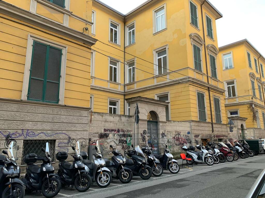 Primo giorno di controlli con il metal detector e antidroga fuori dall ...