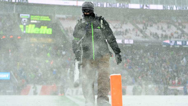 Is Gillette Stadium heated? How Patriots keep snow from turning games ...