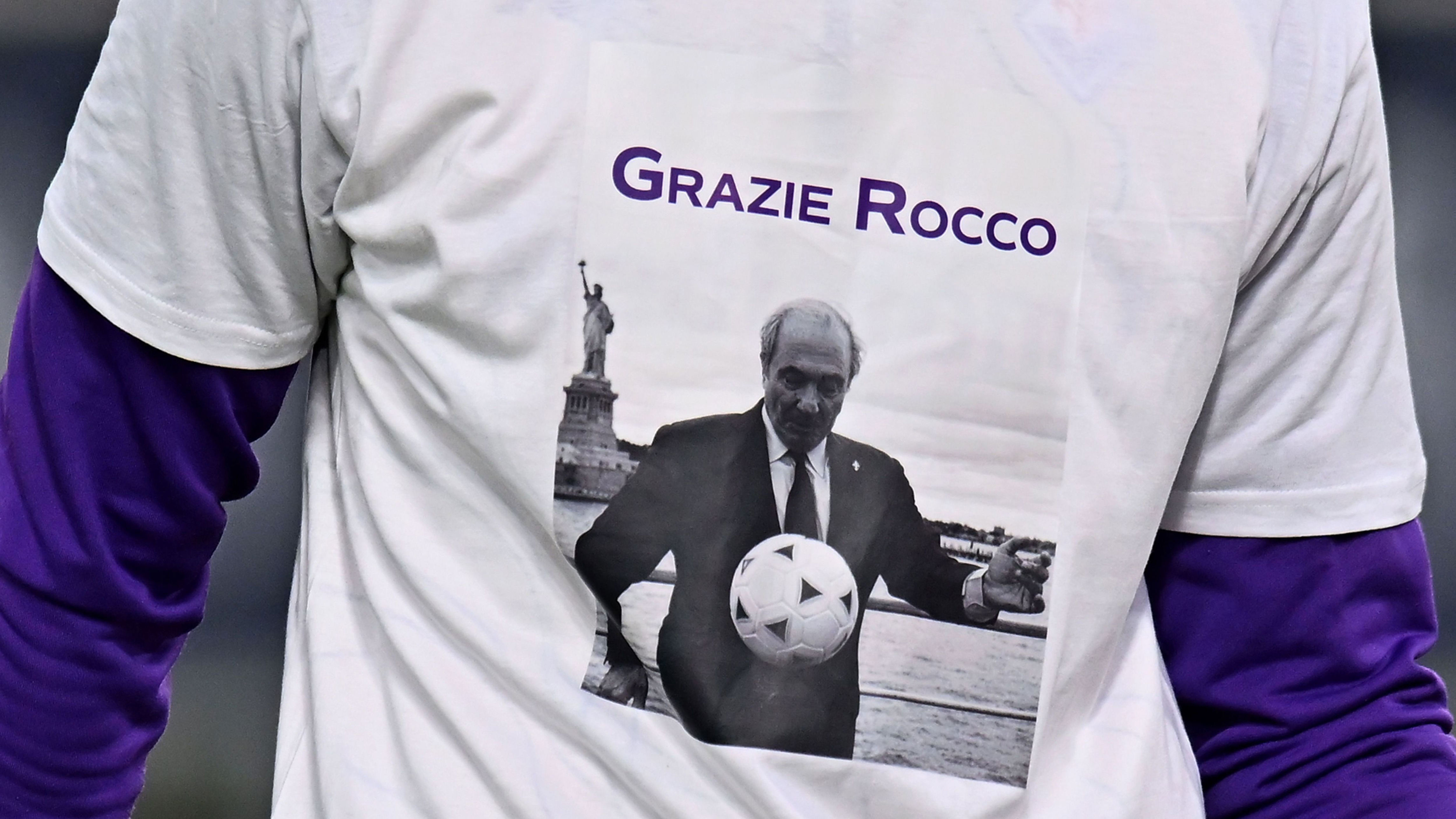 Fiorentina in campo a Bologna nel nome di Commisso: la maglia speciale ...