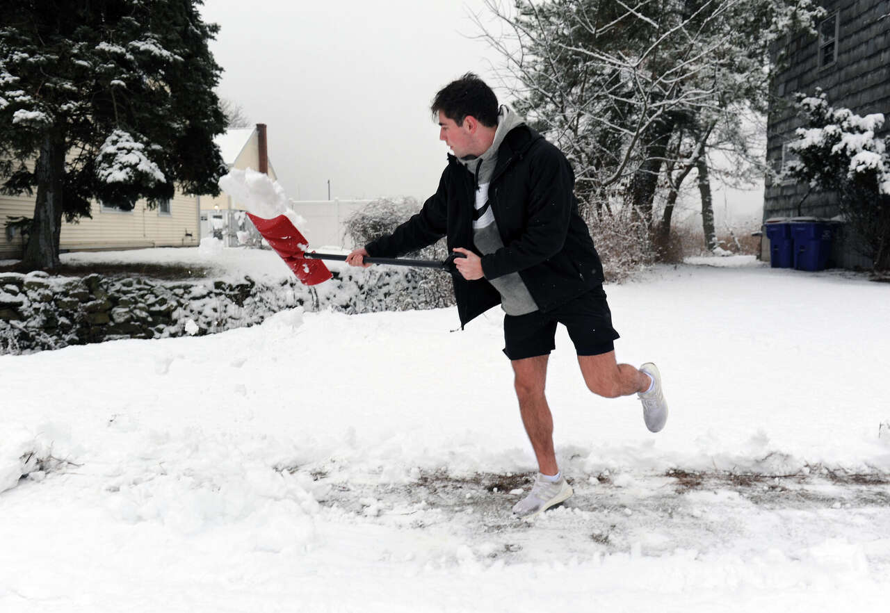 Winter storm hits Connecticut with snow Sunday, brings flight delays ...