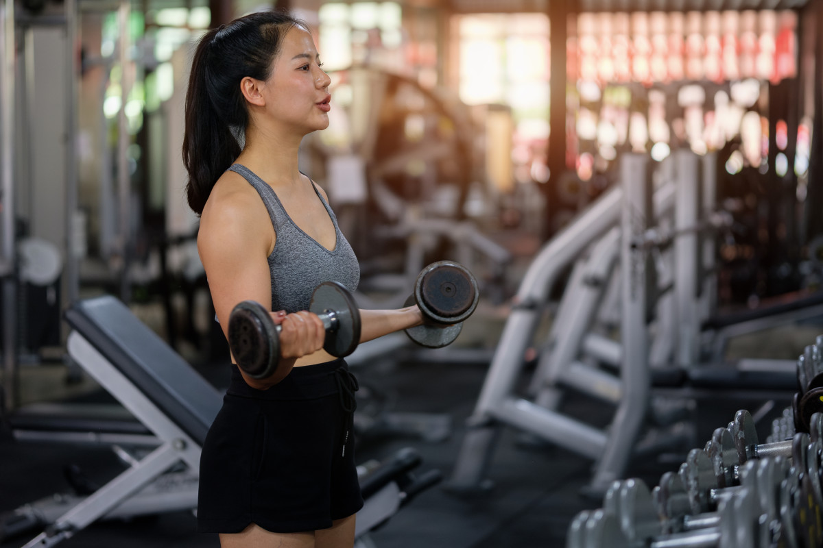 Dumbbells vs. resistance bands: Which is better for sculpting toned arms?