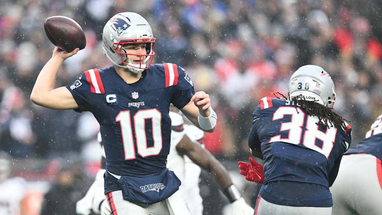 Patriots' Drake Maye throws two TDs in first half against Texans