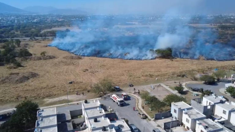 Incendio consume hierba seca y maleza en terreno baldío de Monterrey