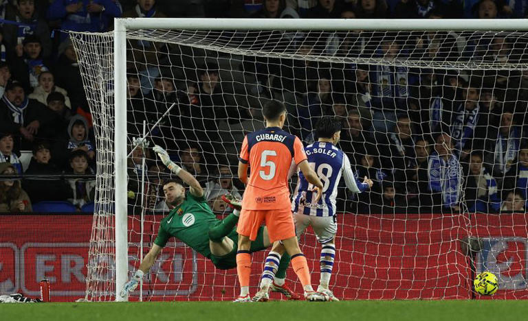 Soccer-Real Sociedad stun Barcelona 2-1 to end leaders' winning streak