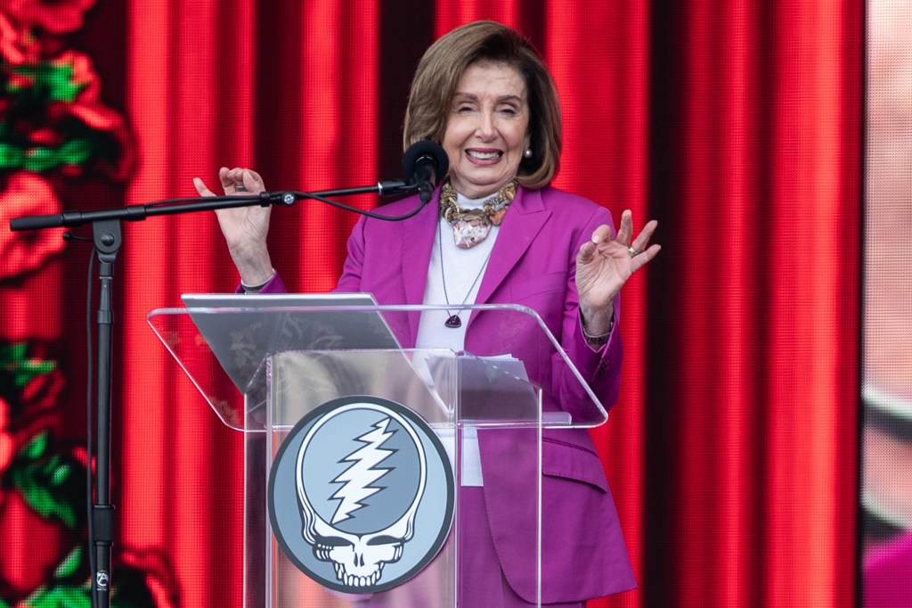 Nancy Pelosi mocked for looking ‘drunk’ during John Mayer’s tribute to ...