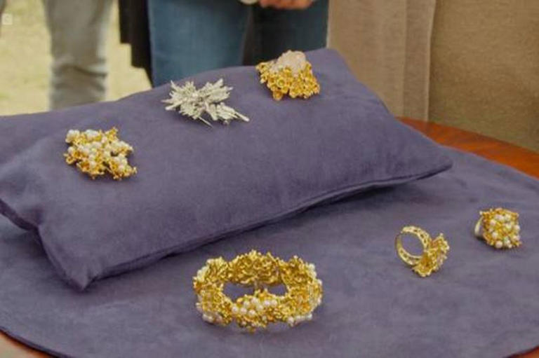 BBC Antiques Roadshow expert's 'heart jumps' by 'unusual' item worth ...