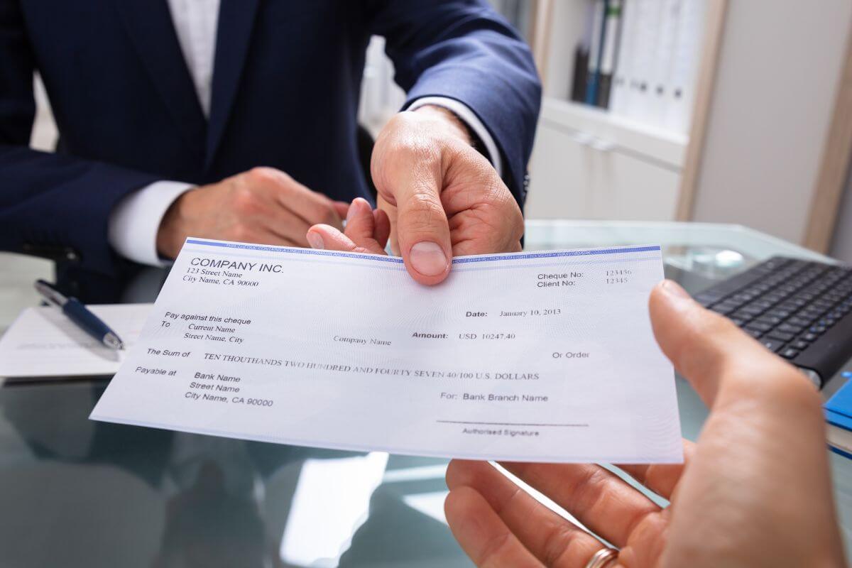 Money habits that keep you stuck living broke