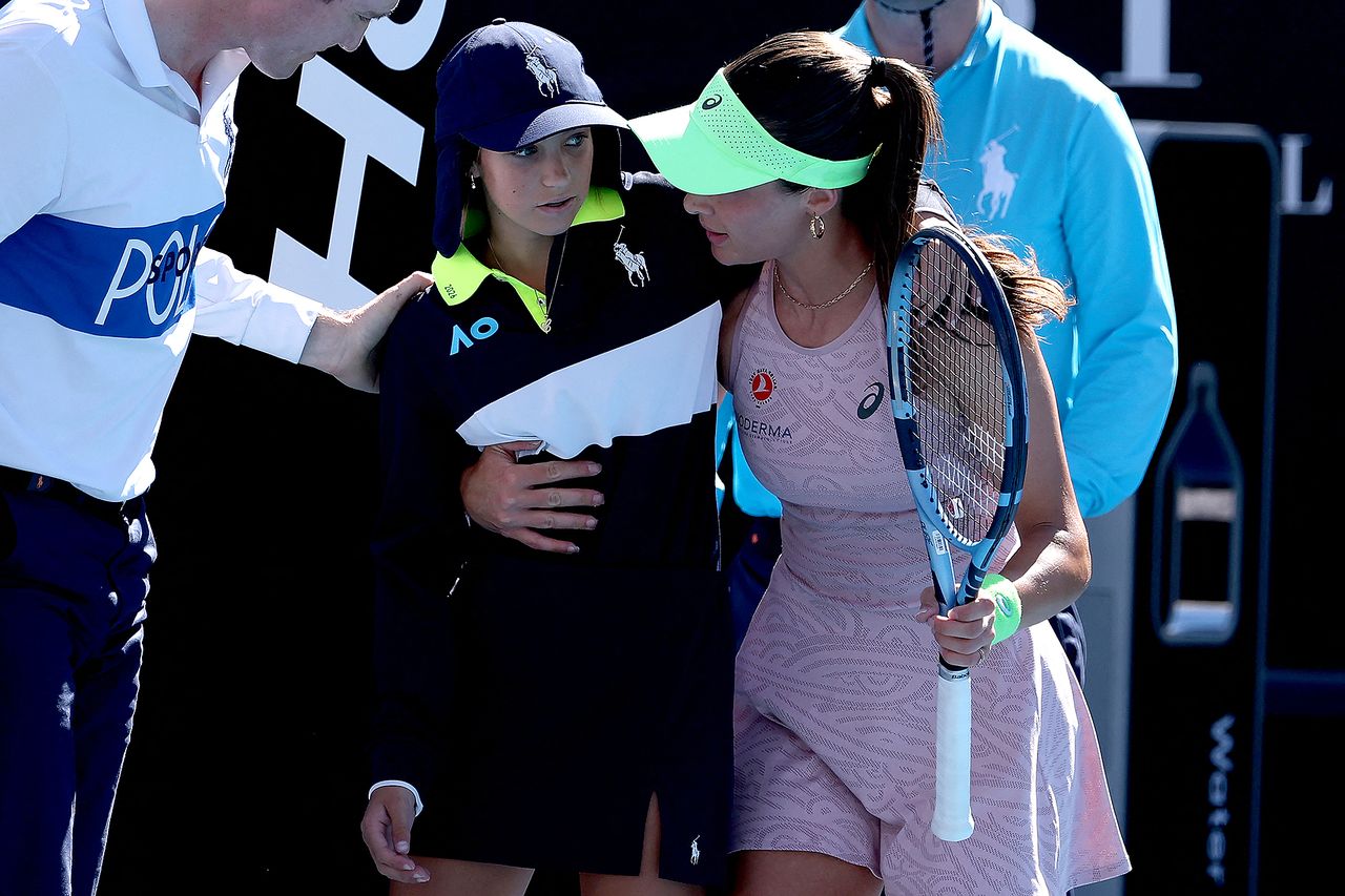 Zeynep Sonmez pauses Australian Open tennis game to help ball girl who ...