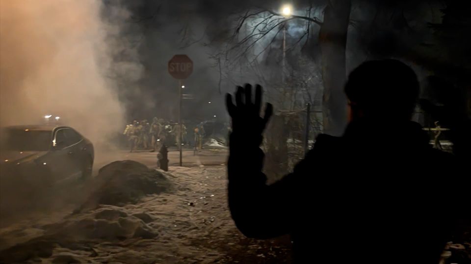 Familia de ocho escapa de camioneta llena de gas lacrimógeno durante ...