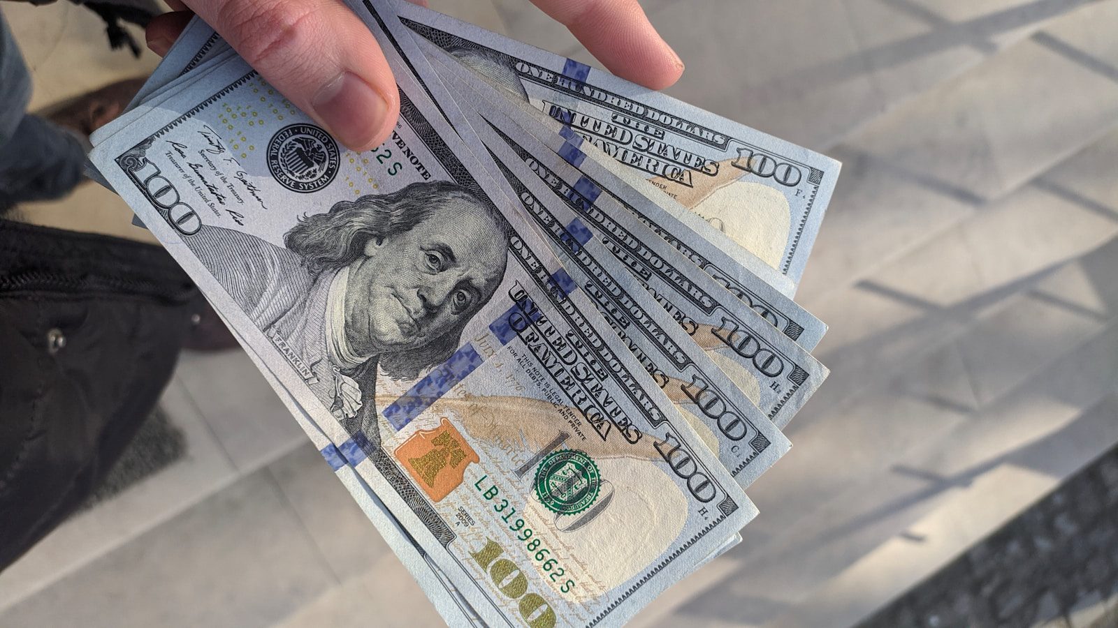 Woman found $15K in cash while cleaning out dad's garage — then learned ...