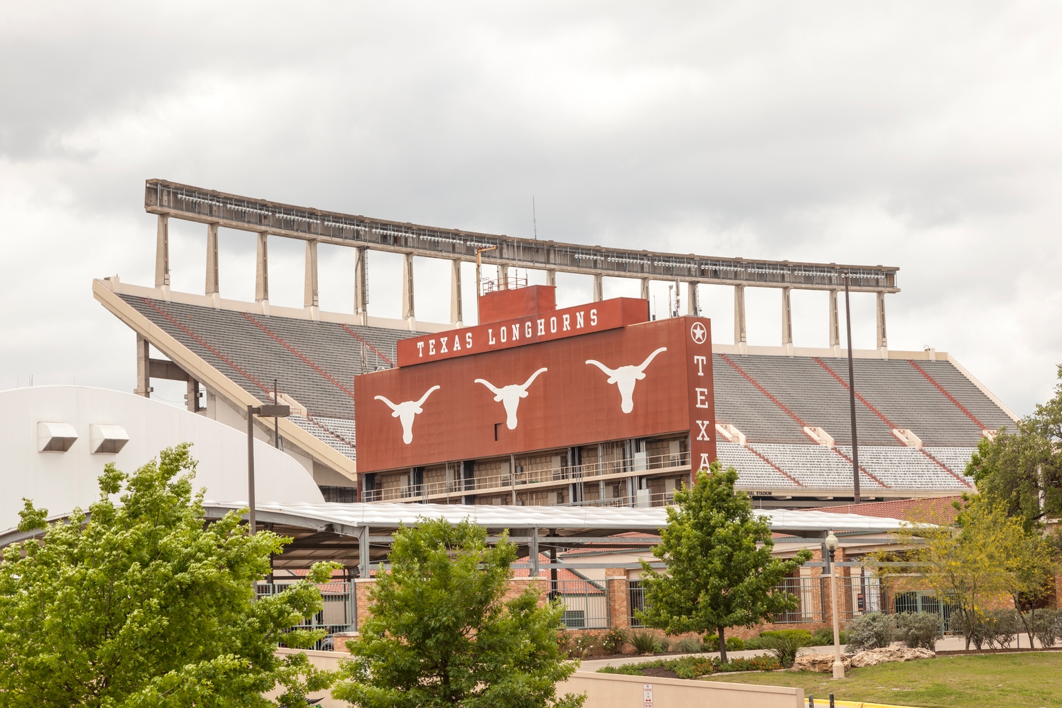 Texas tops college football valuations as team values surge despite on ...
