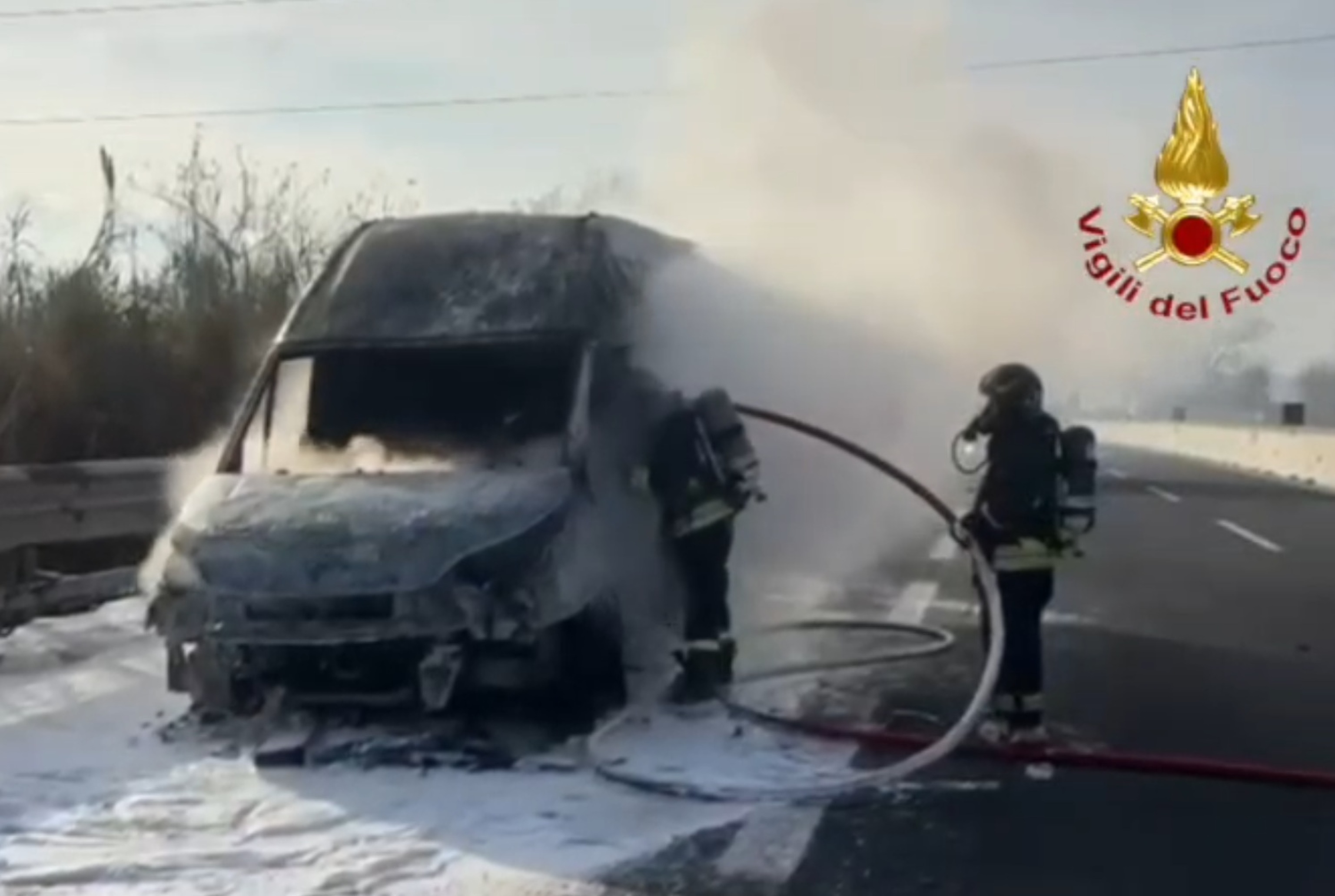Furgone in fiamme con carico di scooter e attrezzature lungo l'Ascoli-Mare