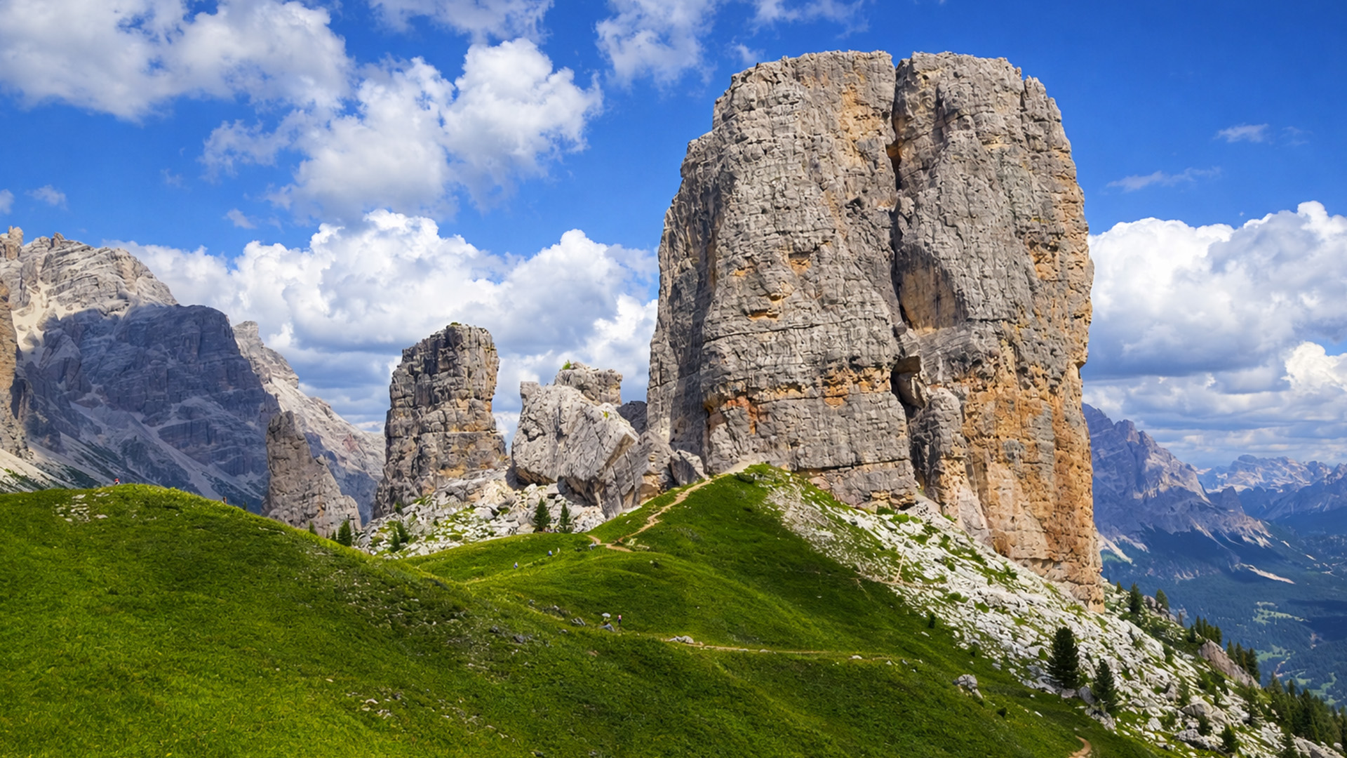 Cinque Torri v Dolomitech: impozantní skalní věže v Itálii (4K)