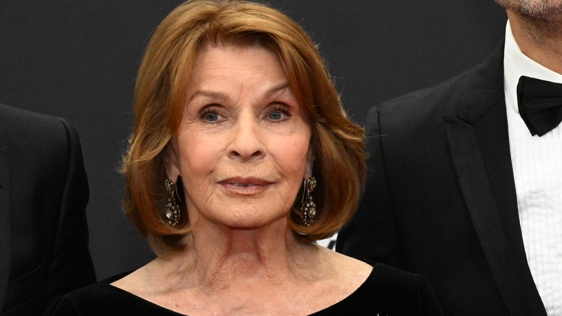 Senta Berger nach Sturz am Oberschenkel operiert