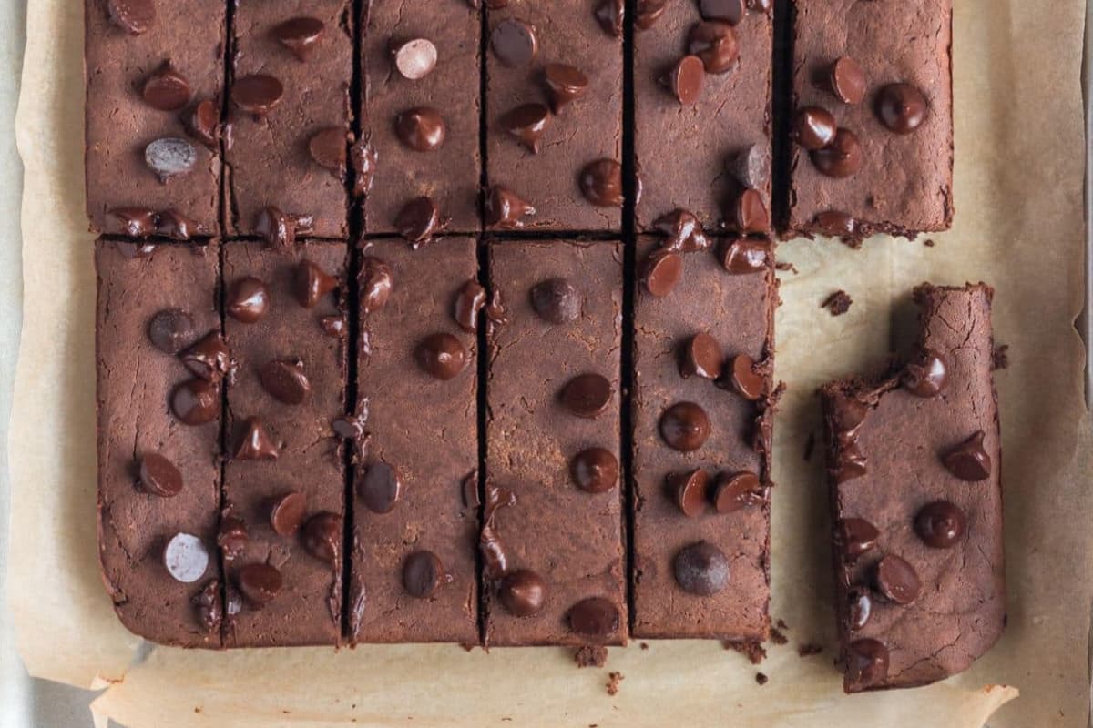 18 homemade protein bars that are ready whenever hunger shows up uninvited