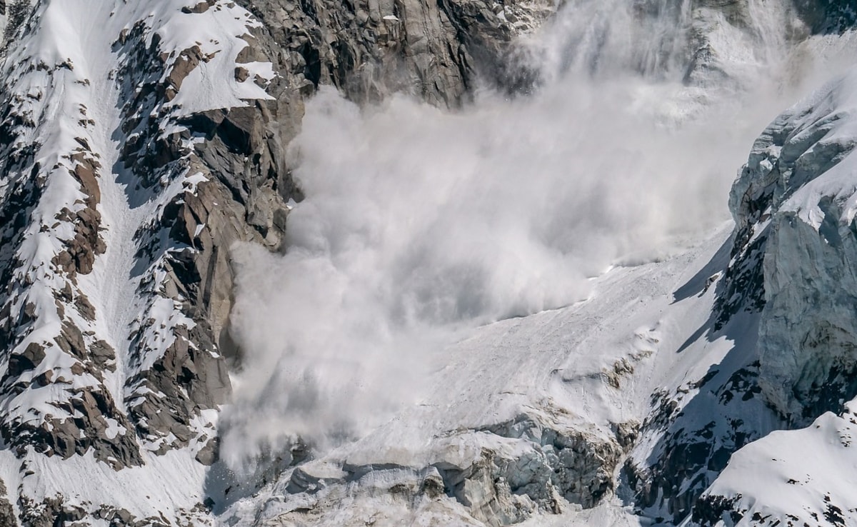 2 skiers killed in large-scale avalanche in French Alps