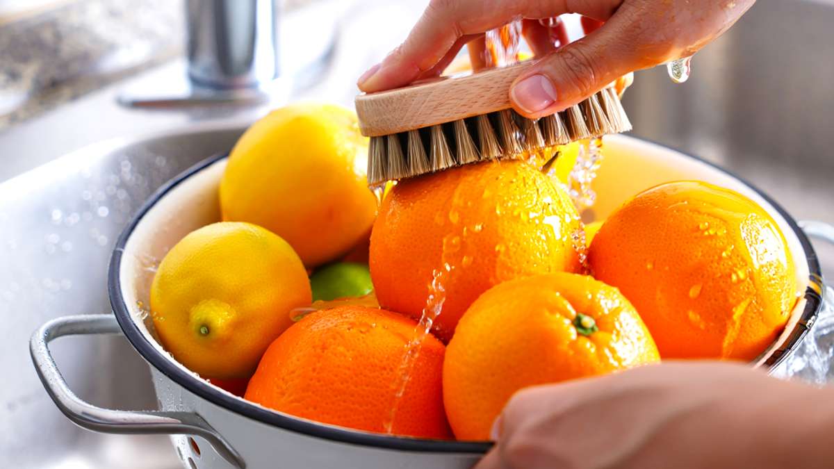 Você ainda raspa a casca de frutas cítricas sem lavar? Esse erro comum ...