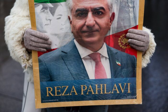 El hijo del derrocado sha de Irán busca llegar al poder con ayuda de EE.UU.