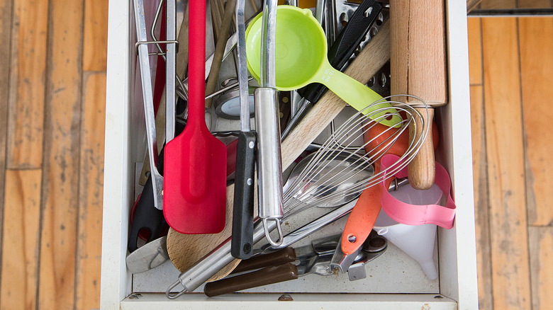 Goodbye, measuring cups clutter: This brilliant storage DIY keeps them ...