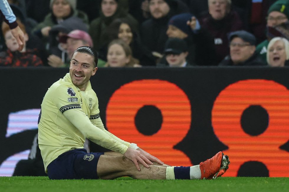 Aston Villa suffer blow in title push as Emi Martinez error punished in ...