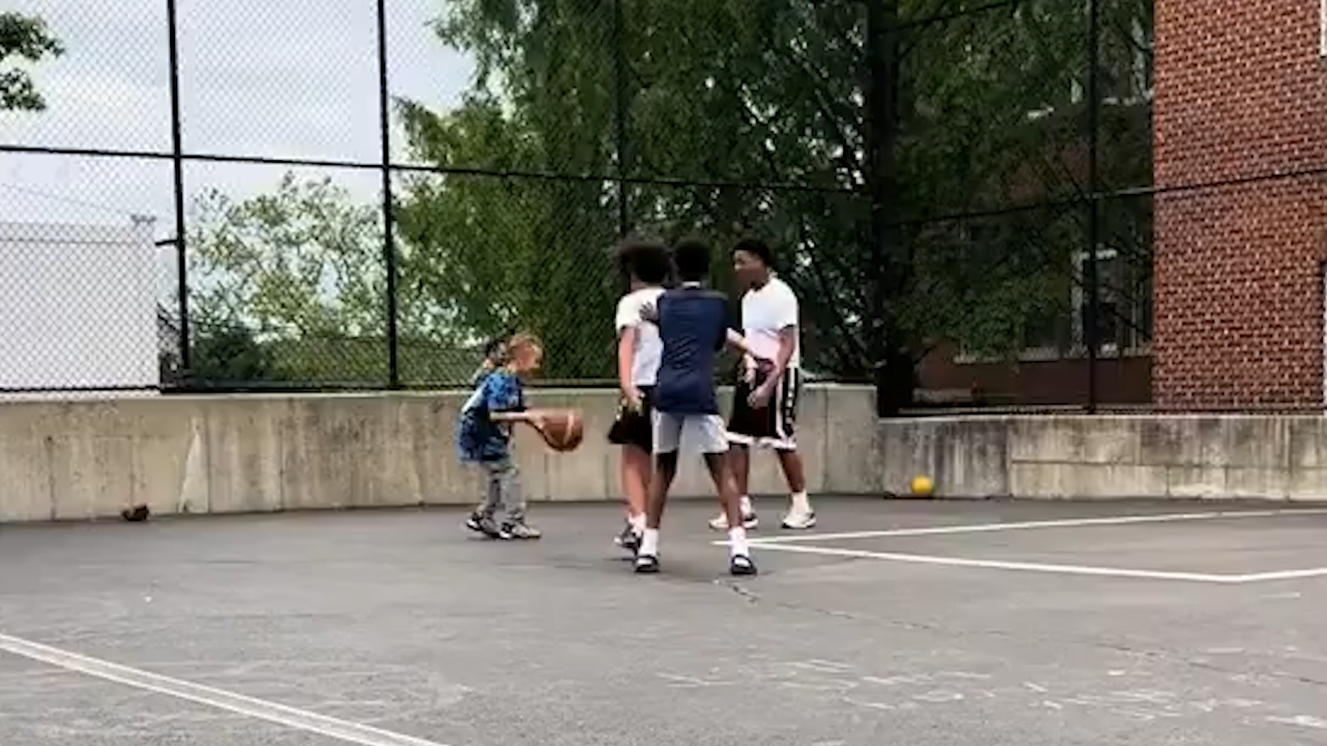 Wholesome kids allow lonely kid to play basketball with them - he will ...