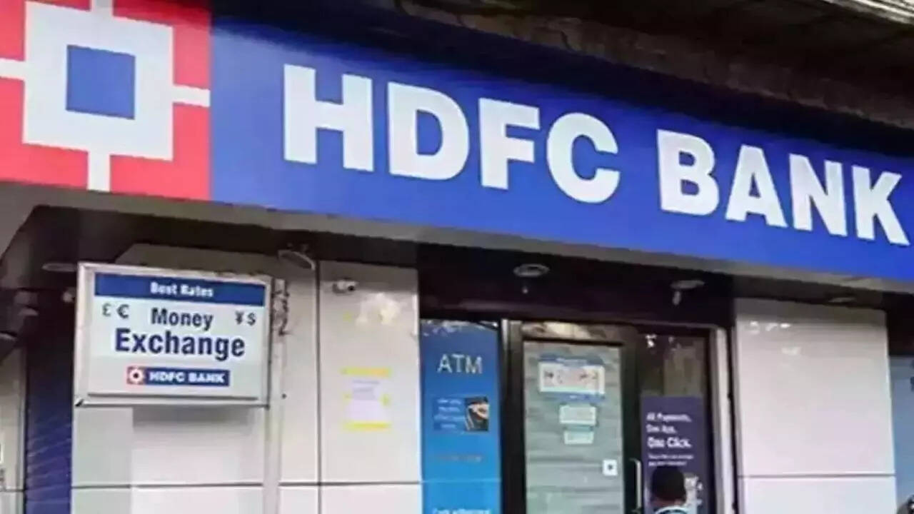 HDFC sets wide deposit targets, flags uncertainty