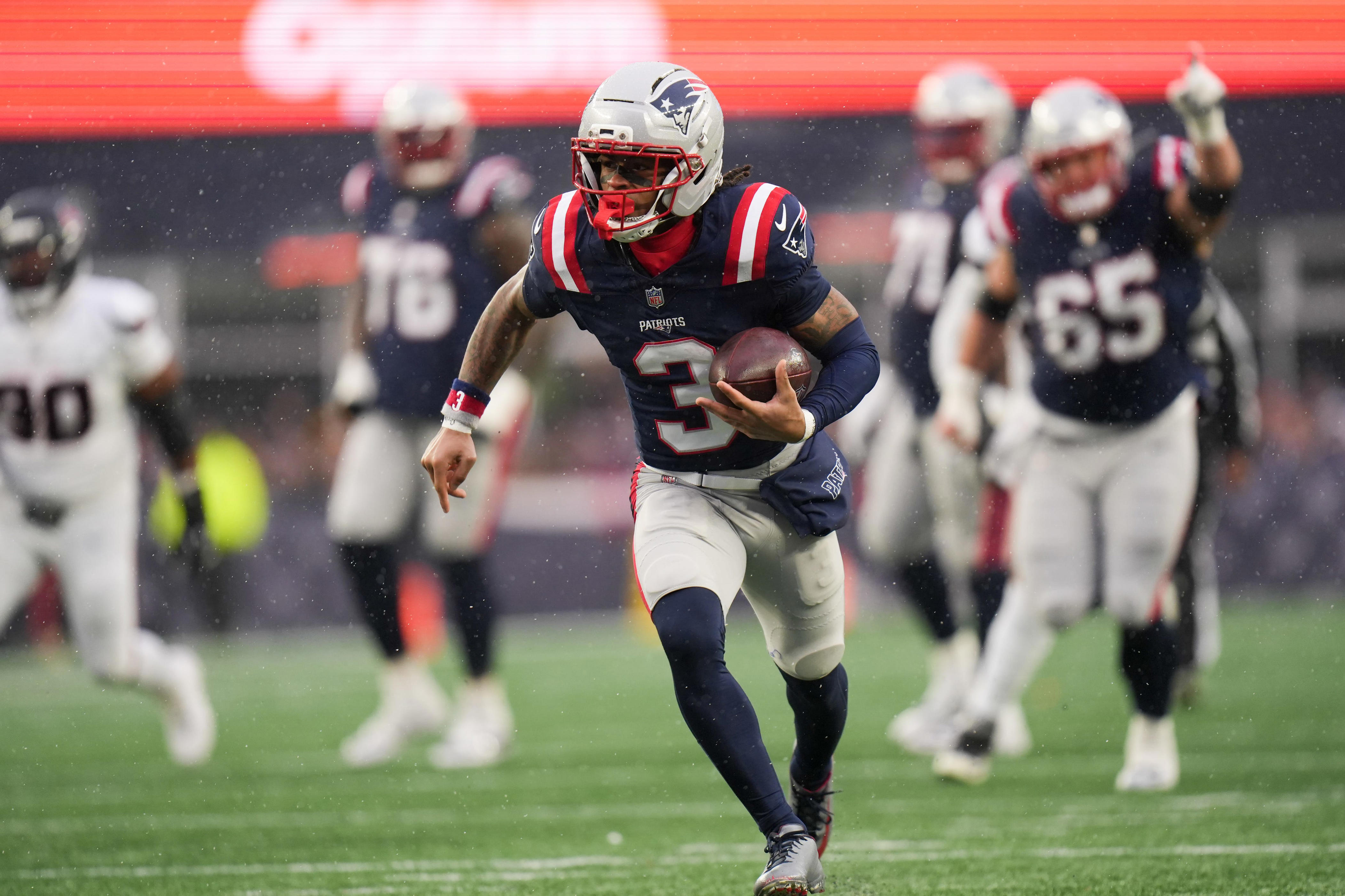 Watch: DeMario Douglas beats Texans defense for 28-yard touchdown